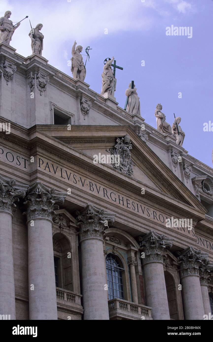 ITALY, ROME, VATICAN, ST. PETER'S SQUARE, ST. PETER'S BASILICA, DETAIL ...