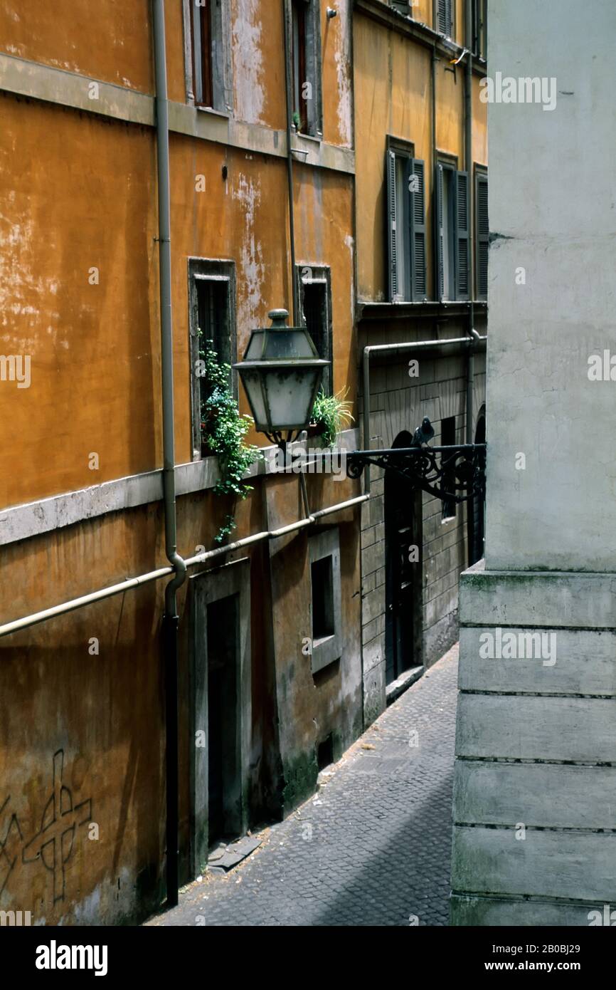 ITALY, ROME, ALLEY SCENE Stock Photo - Alamy