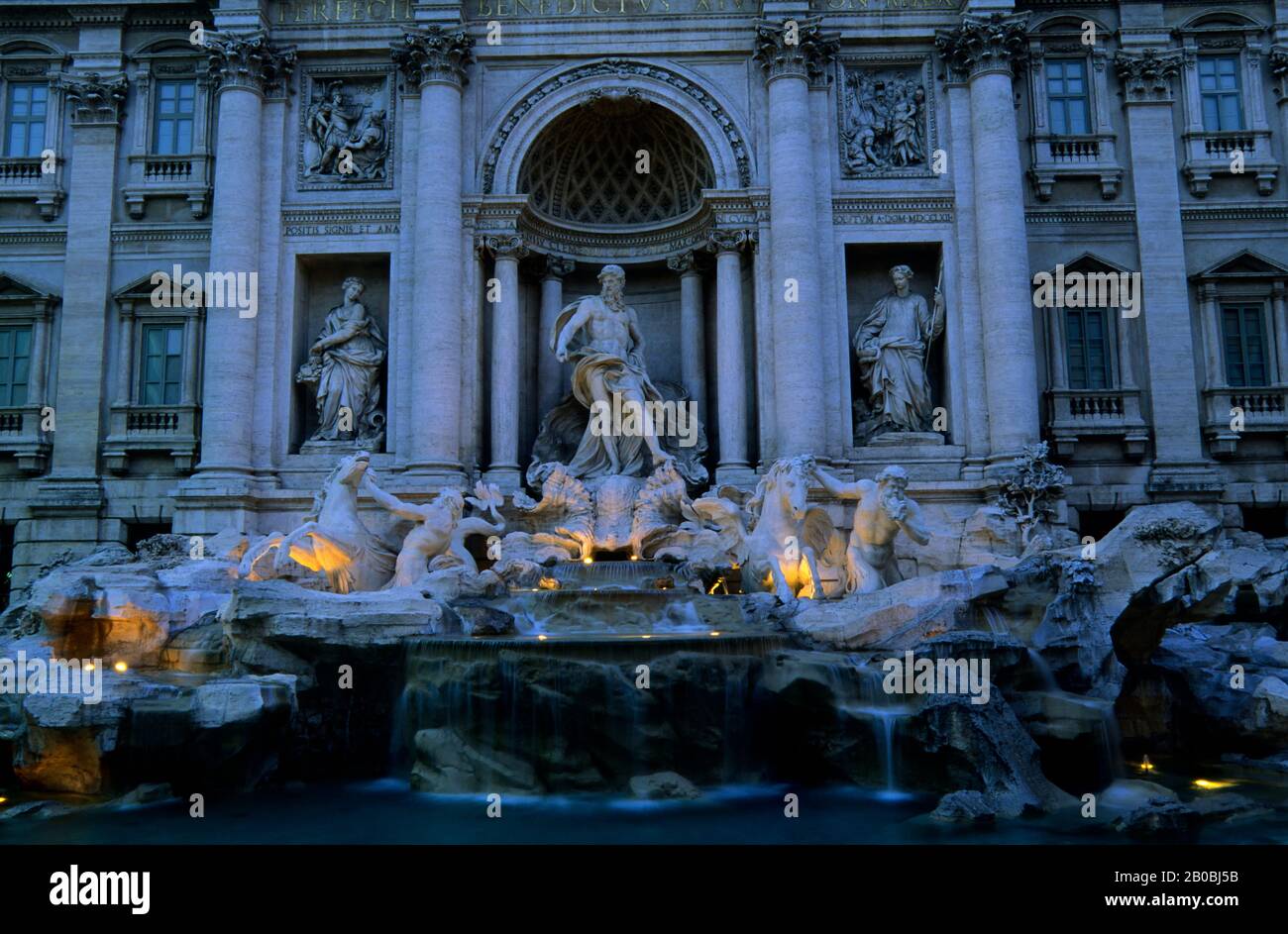 ITALY, ROME, TREVI FOUNTAIN AT NIGHT Stock Photo - Alamy