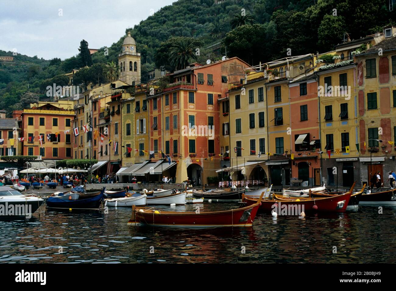 ITALY, PORTOFINO, PORT WITH COLORFUL HOUSES Stock Photo - Alamy