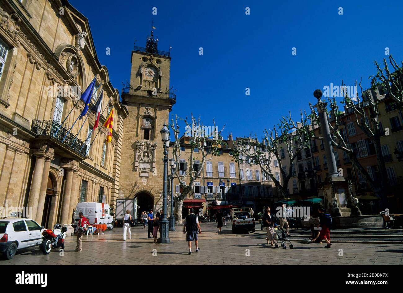 FRANCE, AIX-EN-PROVENCE, STREET SCENE, CITY SQUARE WITH CITY HALL Stock ...