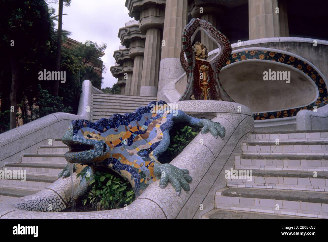 SPAIN, BARCELONA, PARK GUELL, MAIN STEPS, DRAGON STATUE Stock Photo - Alamy