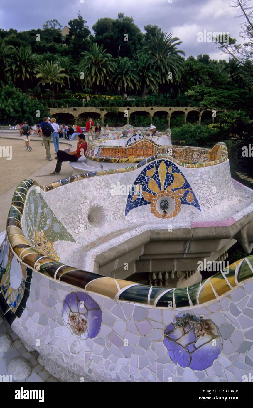 SPAIN, BARCELONA, PARK GUELL, UNDULATING BENCH Stock Photo - Alamy