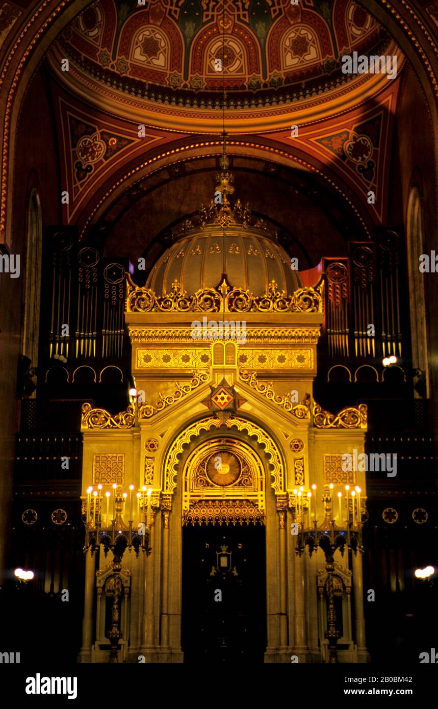 Synagogue interior congregation hi-res stock photography and images - Alamy