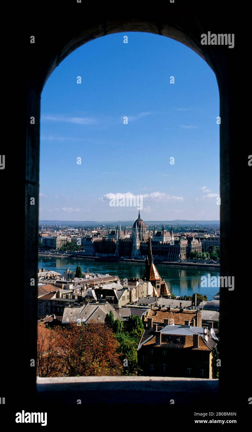 HUNGARY, BUDAPEST, CASTLE DISTRICT, VIEW FROM THE FISHERMEN'S BASTION ...