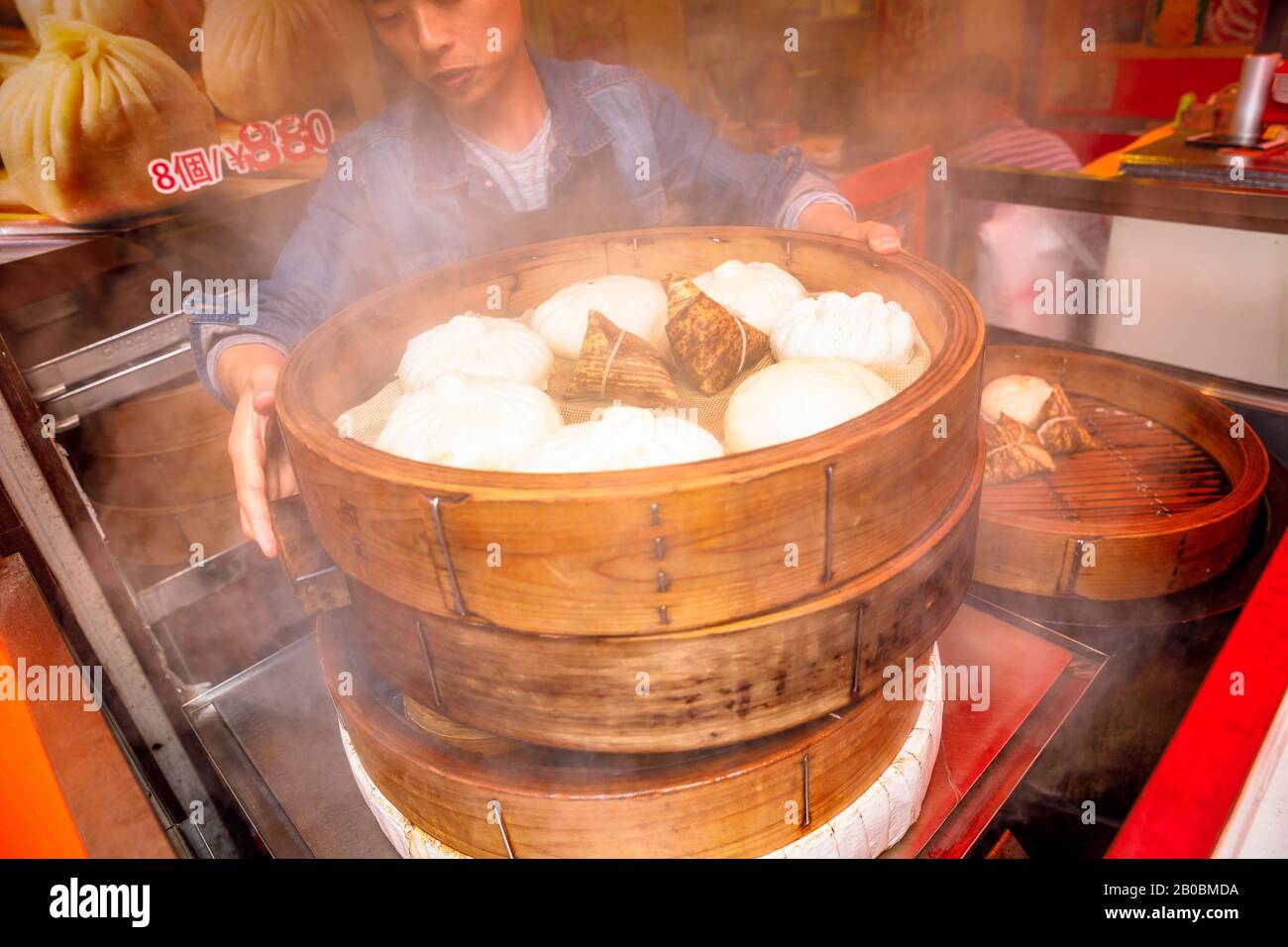 Asian cook hi-res stock photography and images - Alamy
