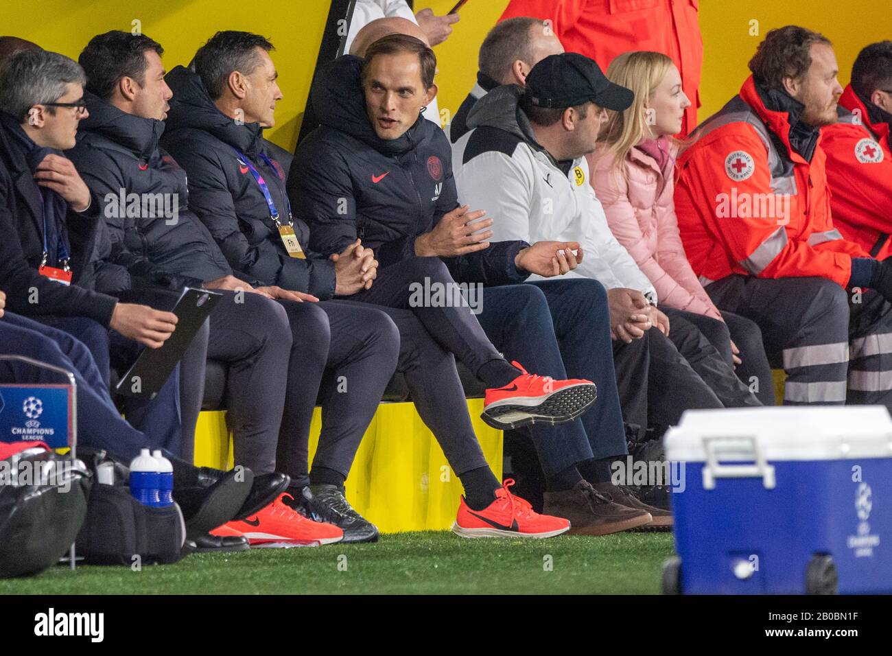 Football players sitting on bench hi-res stock photography and images ...