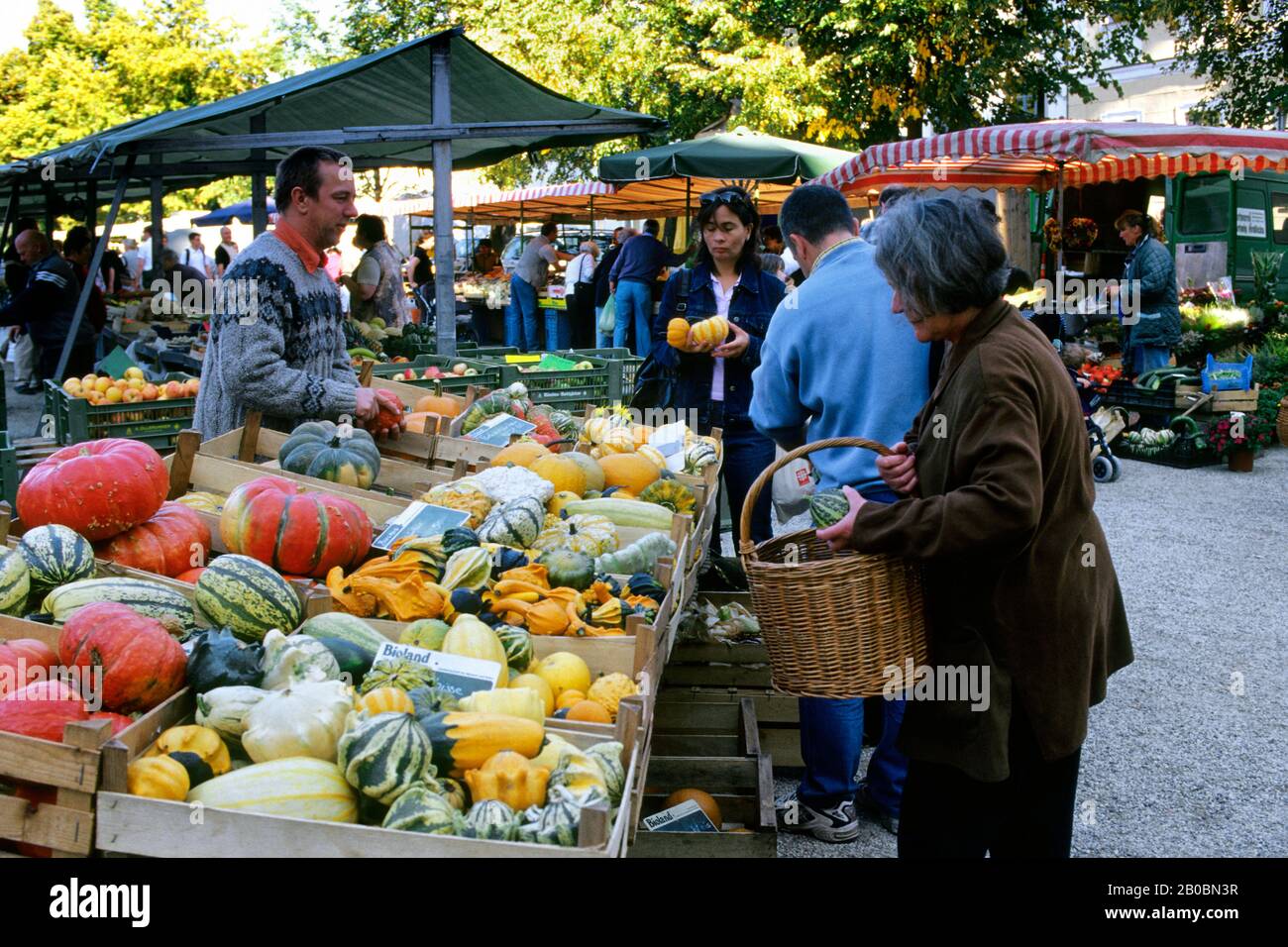 GERMANY, PASSAU, CATHEDRAL SQUARE, FARMER'S MARKET, SQUASH AND PUMPKINS ...