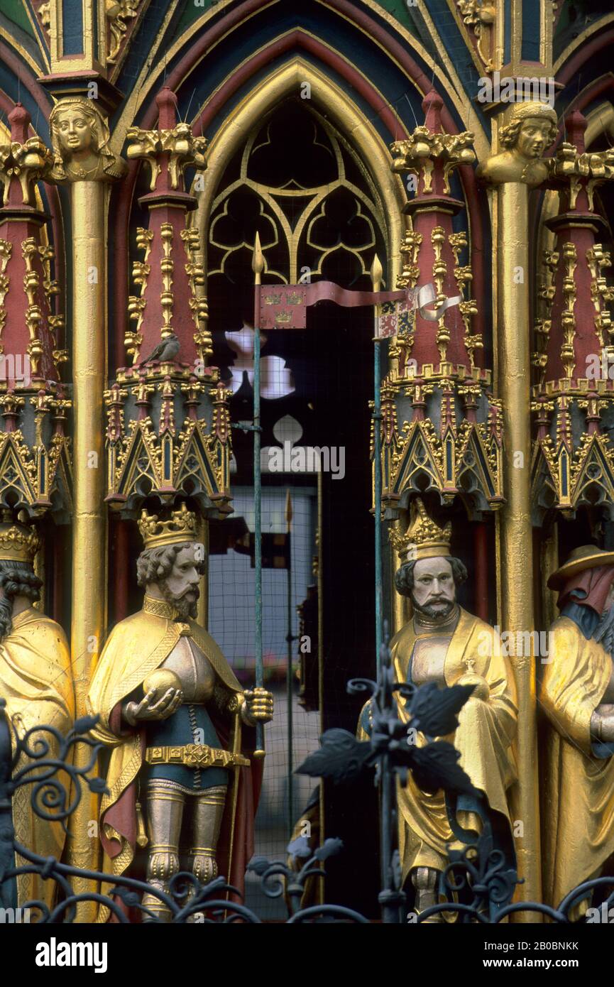 Gilded statues hi-res stock photography and images - Alamy