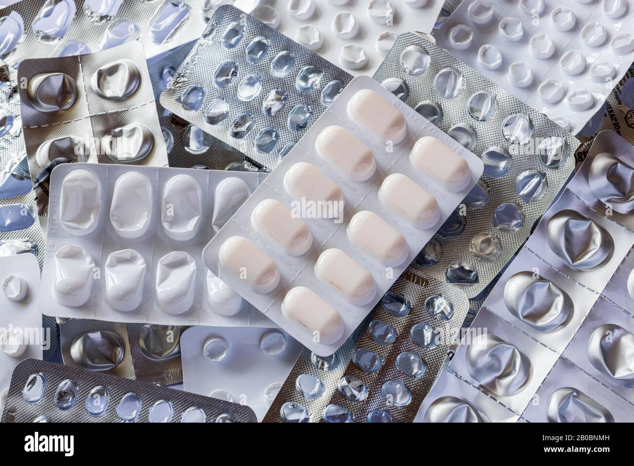 Tablets in packaging hi-res stock photography and images - Alamy