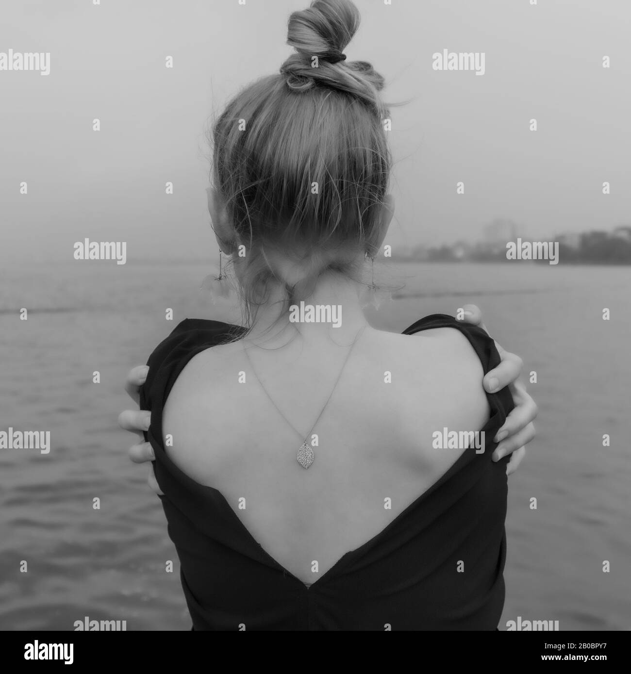 Woman on beach touch her back black and white Stock Photo - Alamy