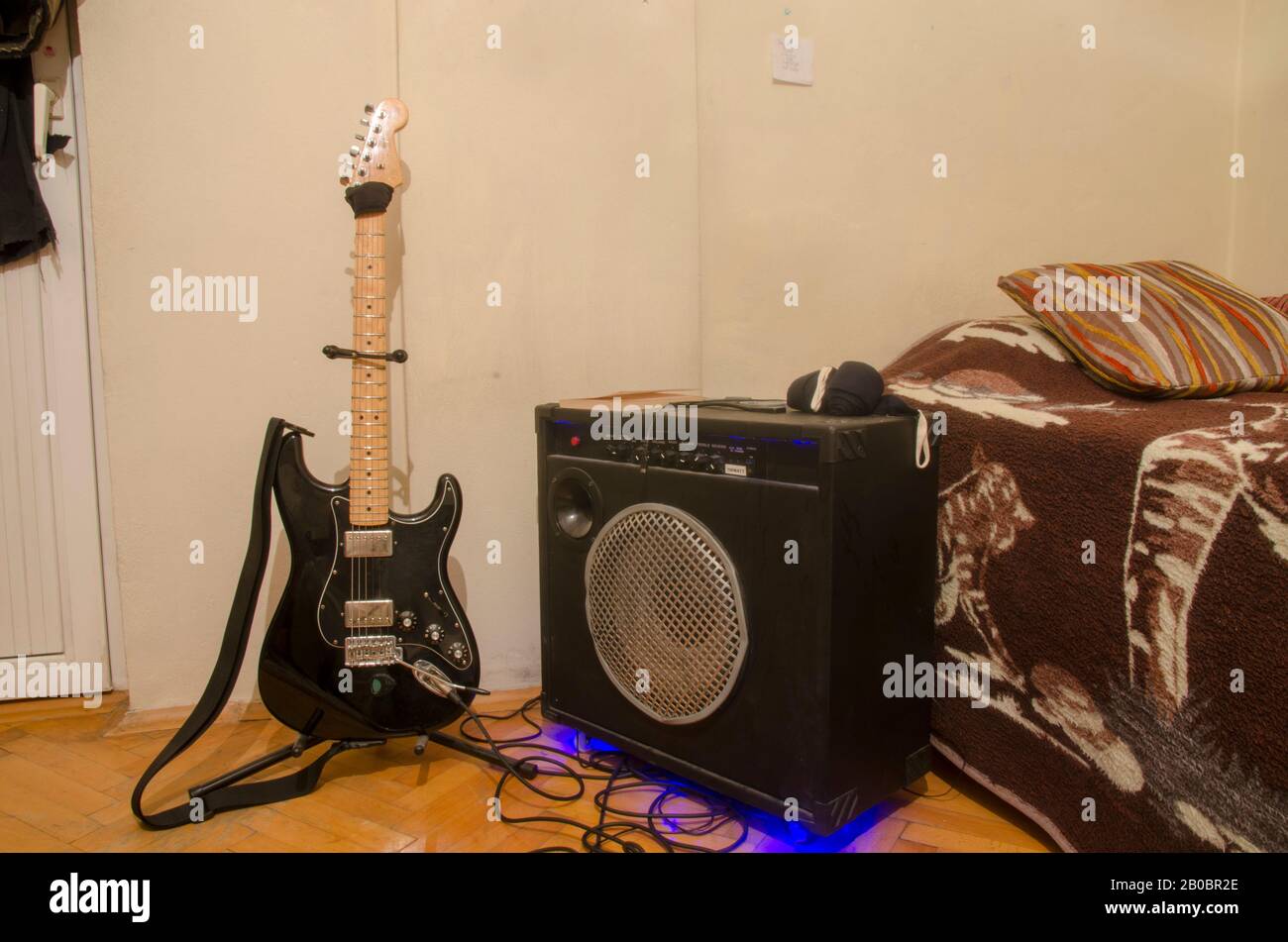 Dirty Electric Guitar Stock Photo - Alamy