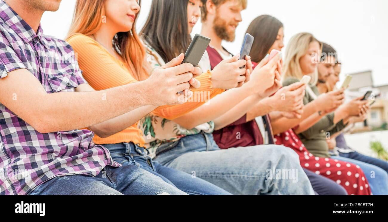 Smartphones people hi-res stock photography and images - Alamy
