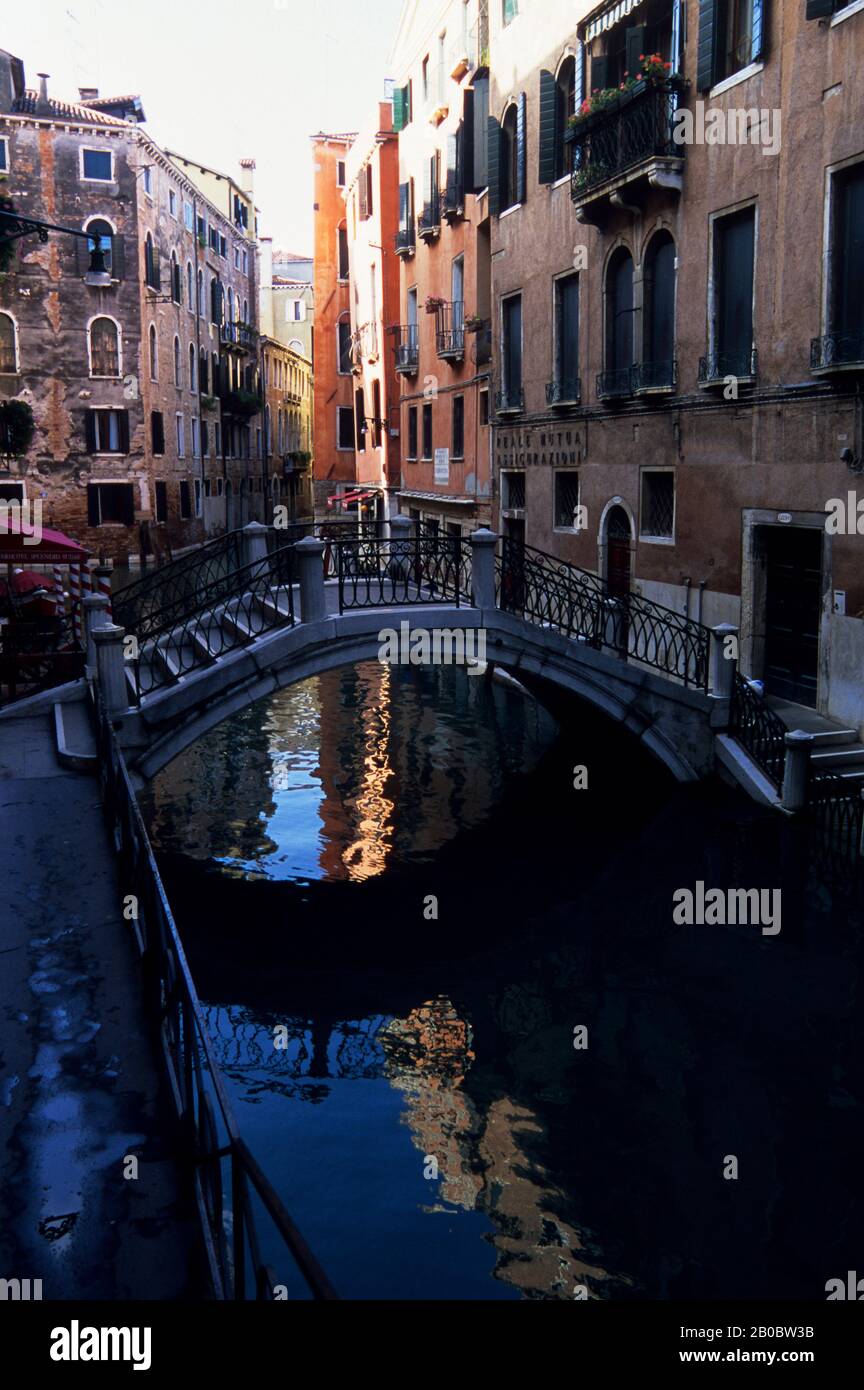 Canal bridge scene hi-res stock photography and images - Alamy