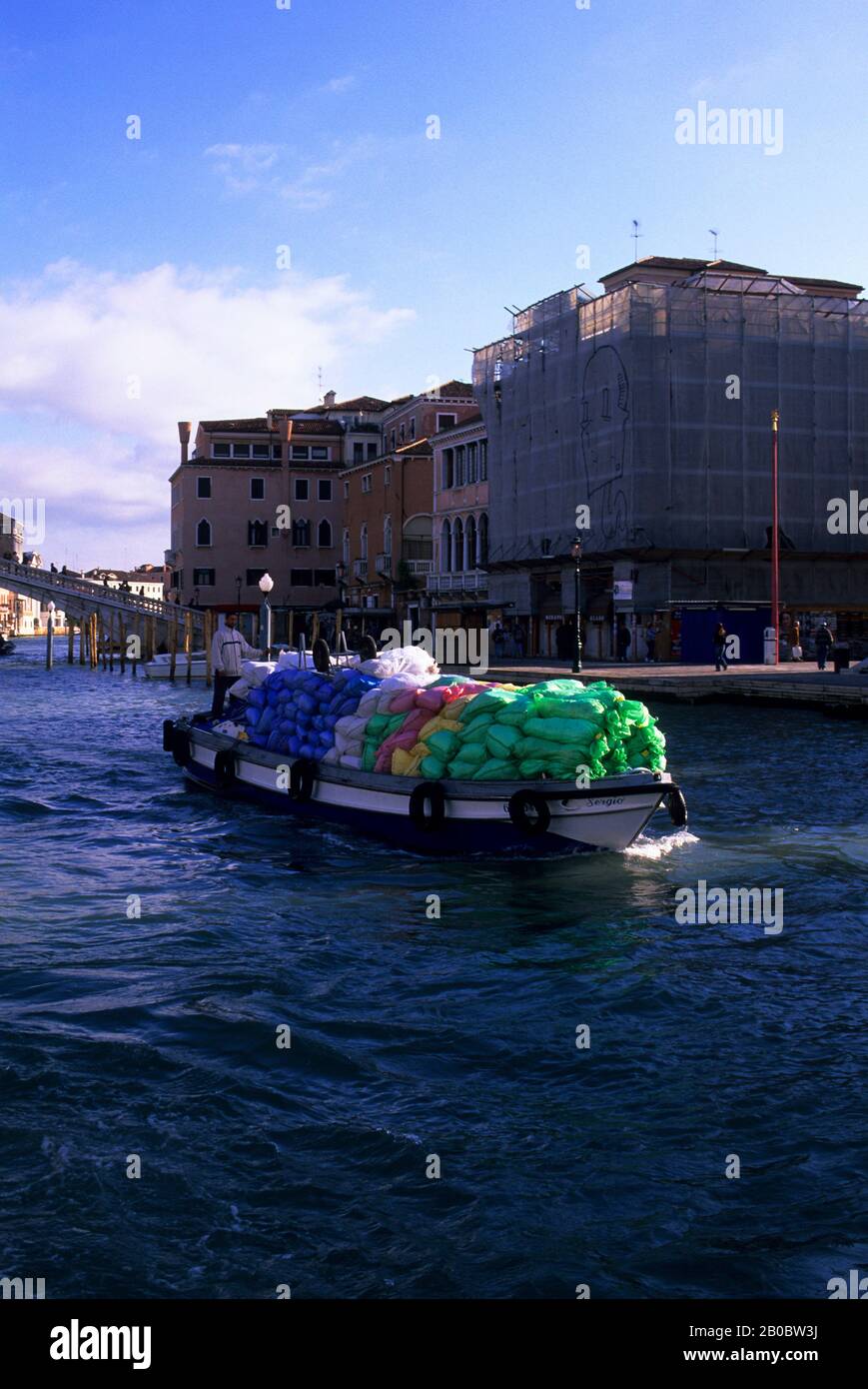 Canal barge hi-res stock photography and images - Alamy