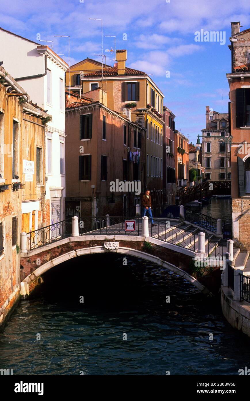 ITALY, VENICE, CANAL SCENE, BRIDGE Stock Photo - Alamy