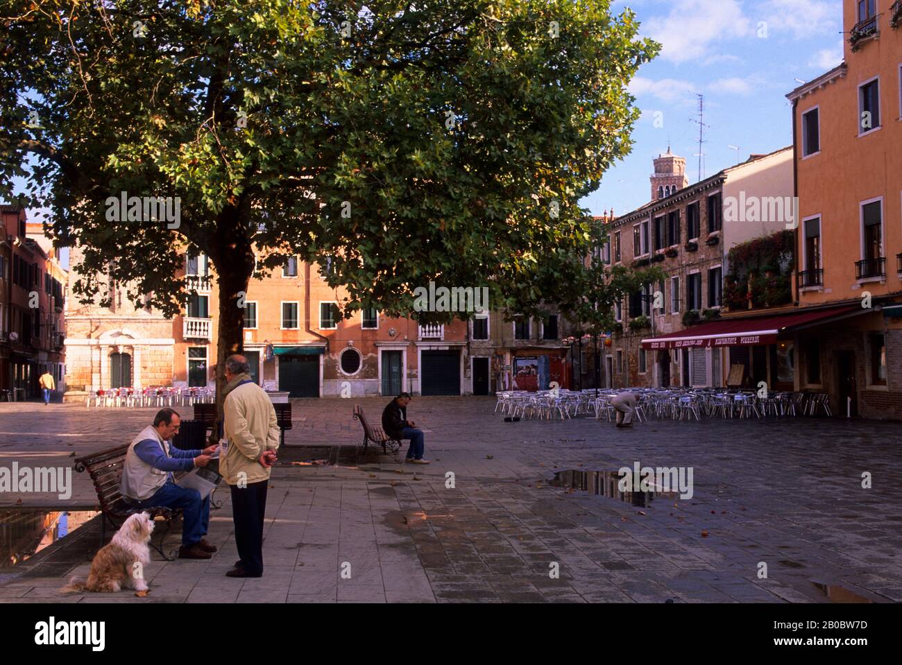 ITALY, VENICE, PIAZZA SCENE, MEN WITH DOG Stock Photo - Alamy