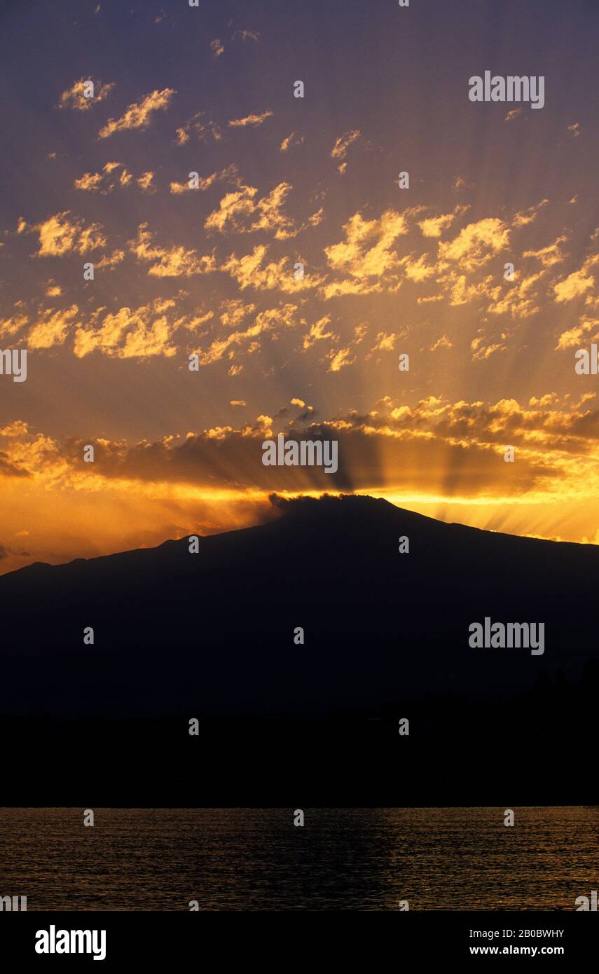 ITALY, SICILY, TAORMINA, VIEW OF MT. ETNA, SUNSET Stock Photo - Alamy