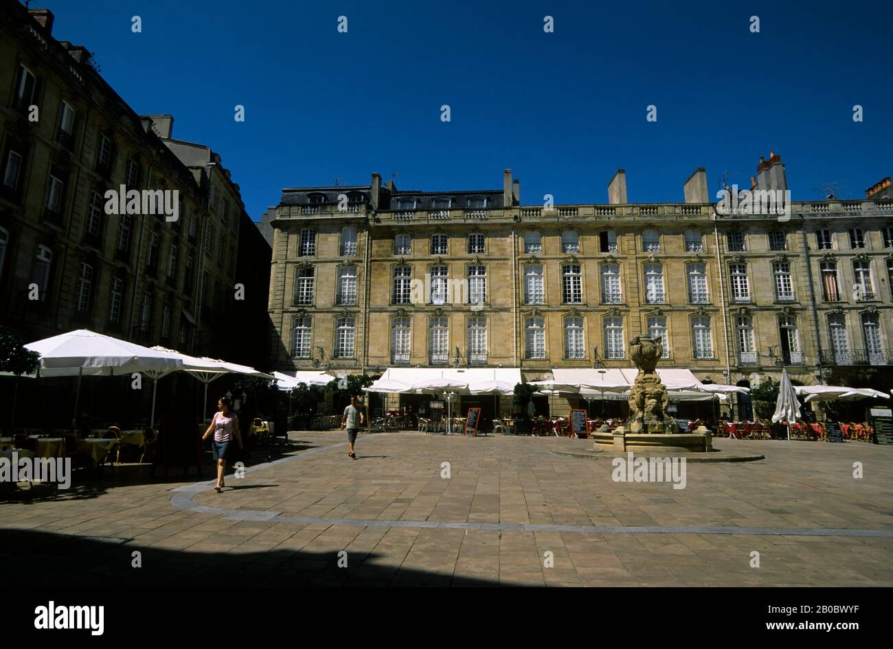 FRANCE, BORDEAUX, STREET SCENE, SQUARE WITH RESTAURANTS Stock Photo - Alamy
