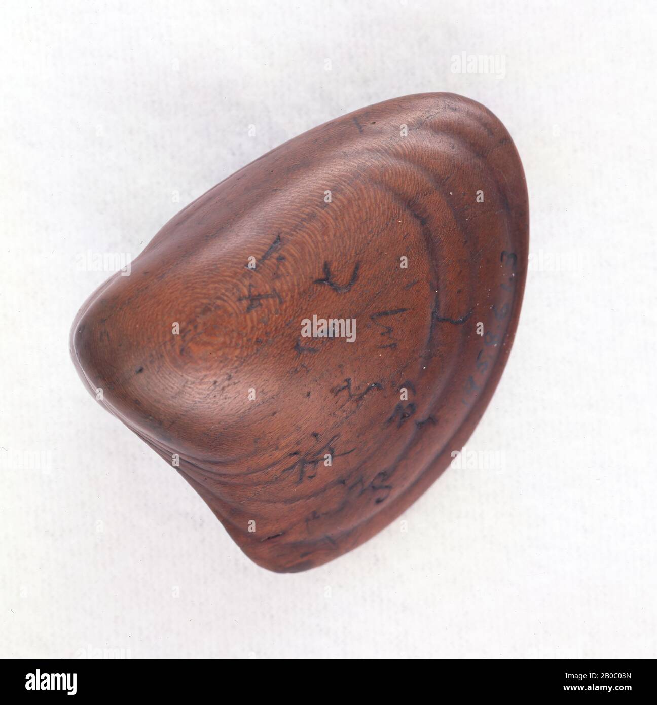 Unknown Artist, Netsuke: Clam Shell / Sleeping Bird, 1603-1868, wood, 1 ...