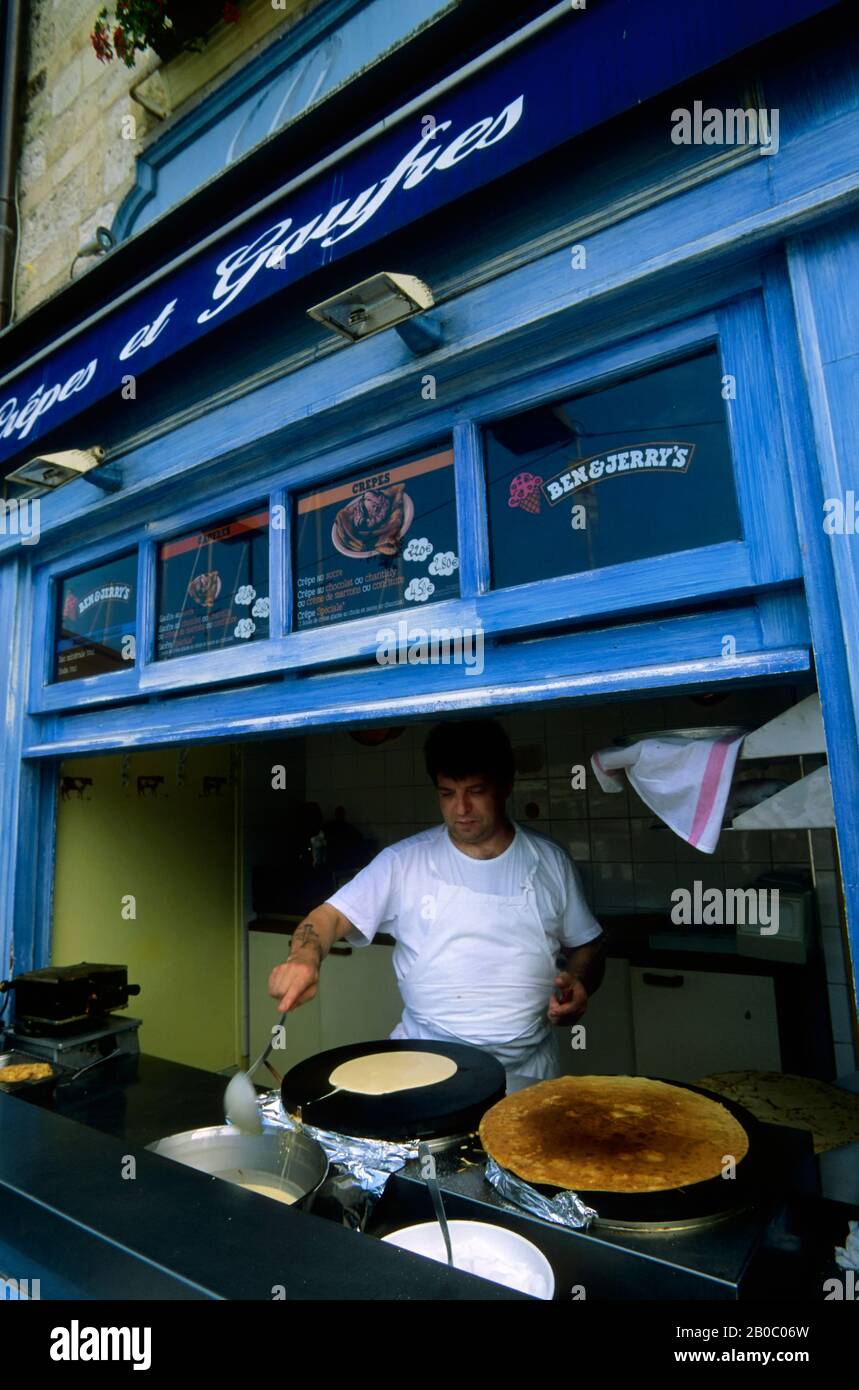 FRANCE, NORMANDY, HONFLEUR, STREET SCENE, MAN MAKING FRENCH CREPES ...
