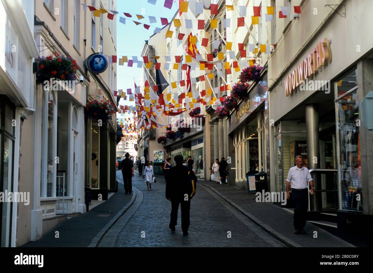 UK, CHANNEL ISLANDS, GUERNSEY, ST. PETER PORT, SHOPPING STREET Stock ...