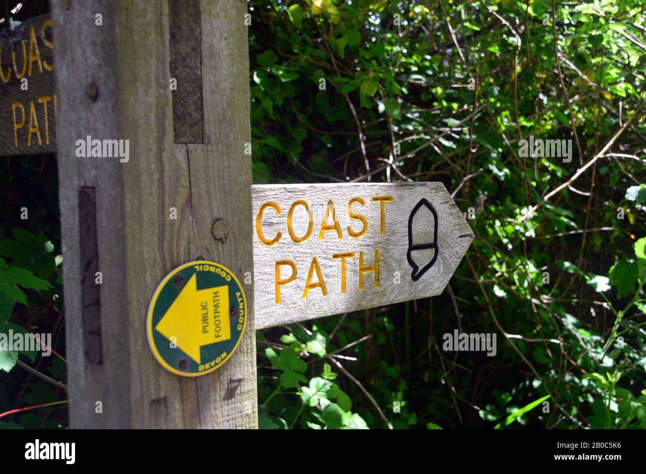 Sign pointing north south hi-res stock photography and images - Alamy