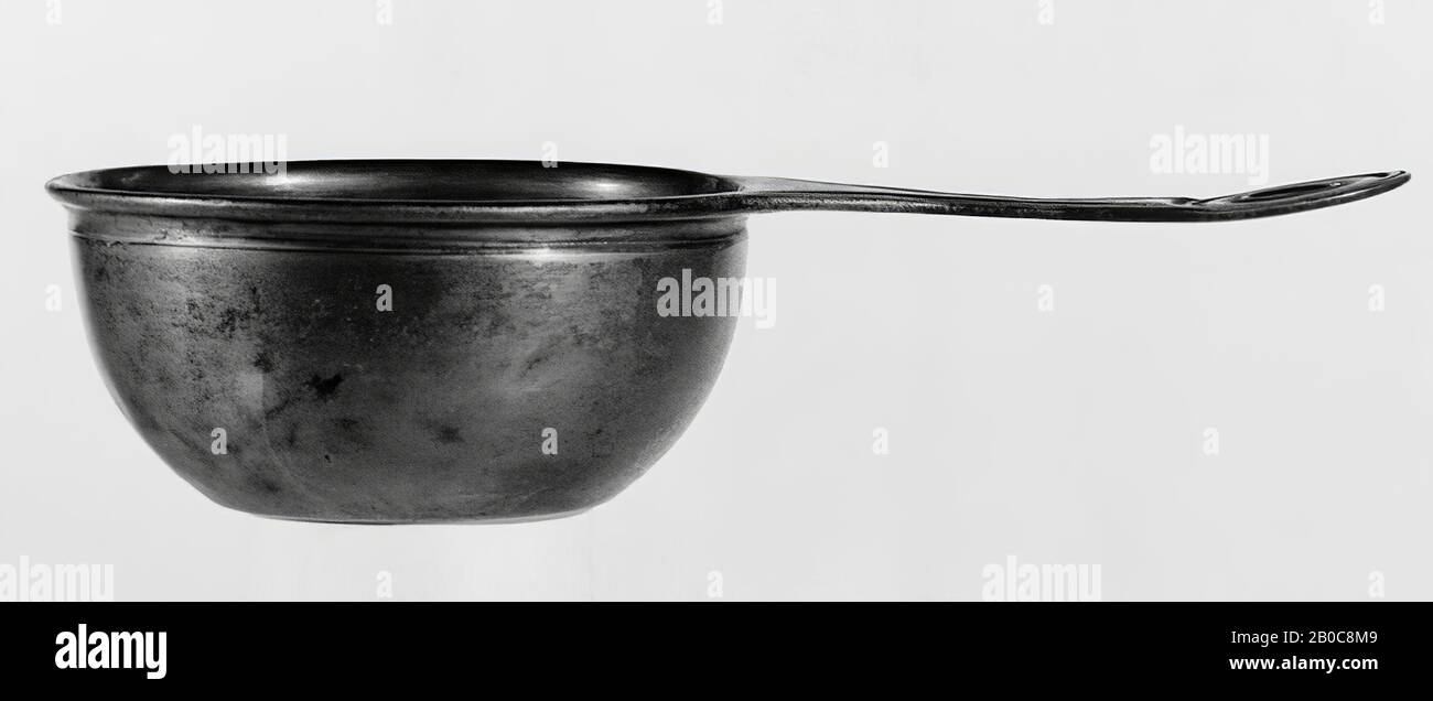Cast bronze casserole hi-res stock photography and images - Alamy