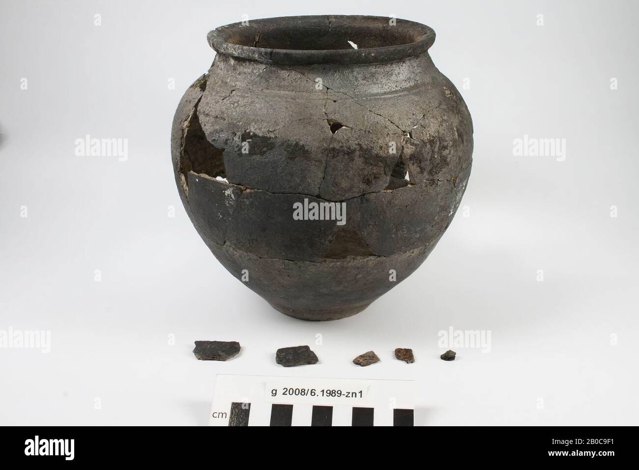 Rough walled cooking pot stuart 201a hi-res stock photography and ...