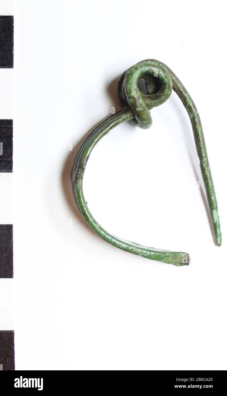 fibula, metal, bronze, 3.6 x 1.0 x 2.4 cm, France, unknown, unknown ...