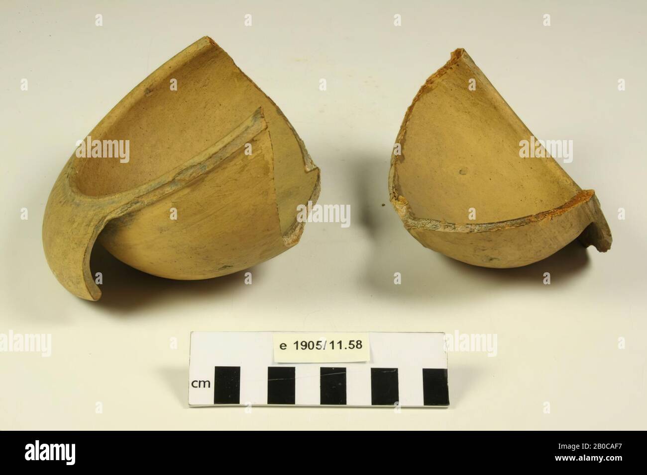 Pot with broad rim, broken in 2 parts. Broken on an old bonding. Fog ...