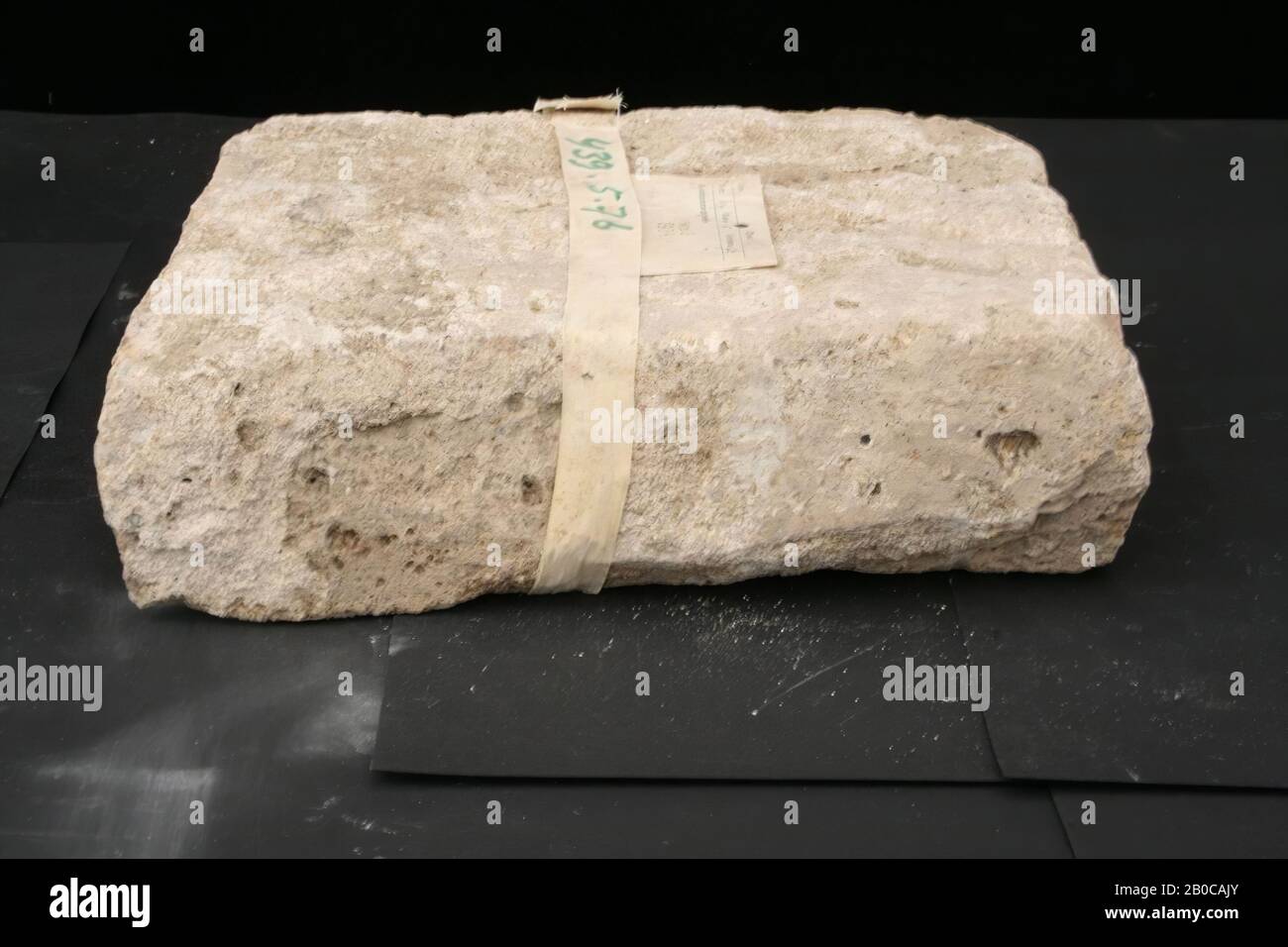 30 x 24 x 10 cm hi-res stock photography and images - Alamy