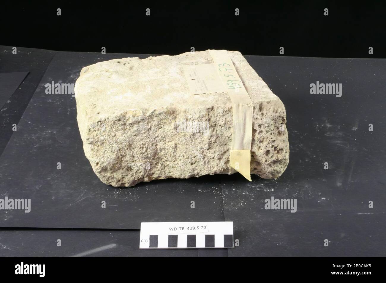 24 x 19 x 10 cm hi-res stock photography and images - Alamy