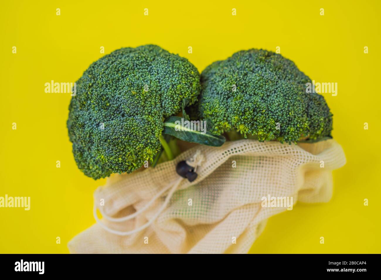 Broccoli in a reusable bag. Zero waste concept Stock Photo - Alamy