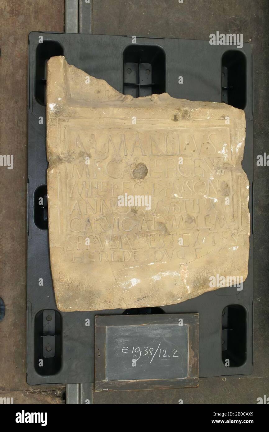 81 x 63 x 16 cm hi-res stock photography and images - Alamy