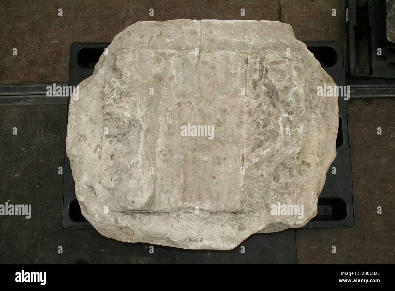 100 x 86 x 35 cm hi-res stock photography and images - Alamy