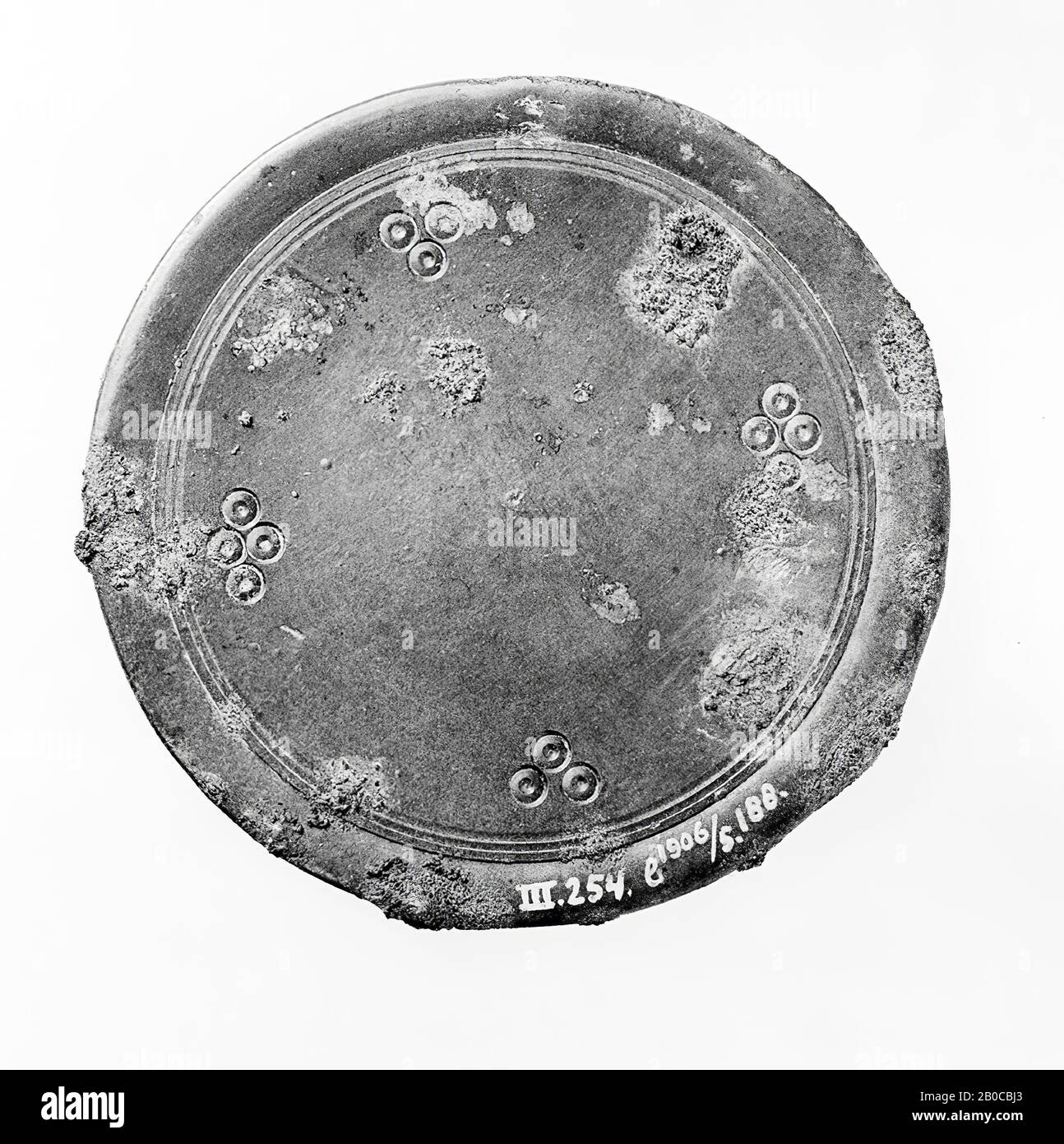 Round bronze mirror. The back is decorated with a circle along the edge ...