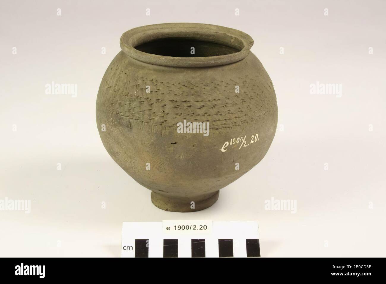 Jar of pottery. Shard of the edge is missing, tear in the neck, pottery ...