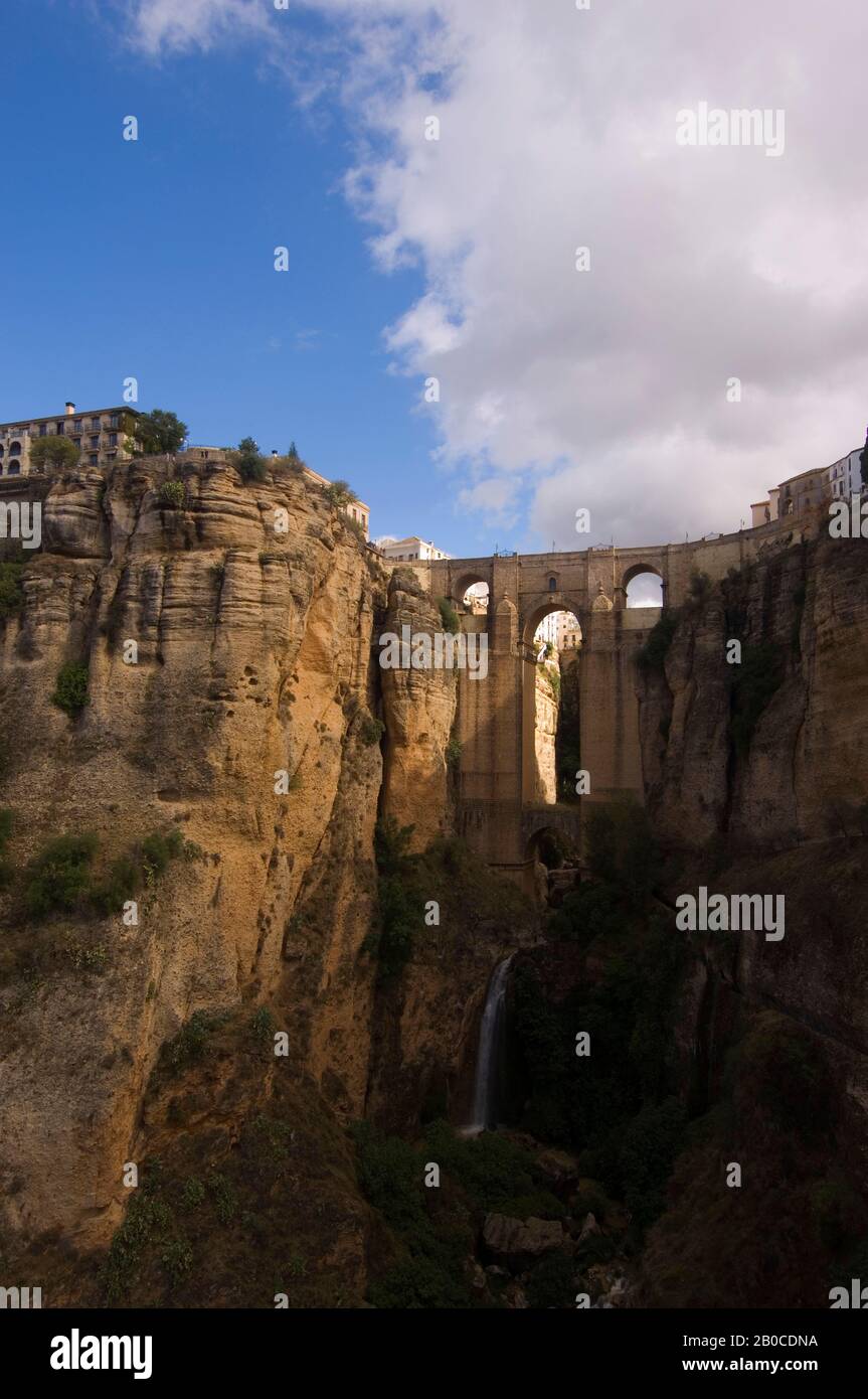 SPAIN, ANDALUCIA, RONDA, VIEW OF BRIDGE OVER CANYON Stock Photo - Alamy