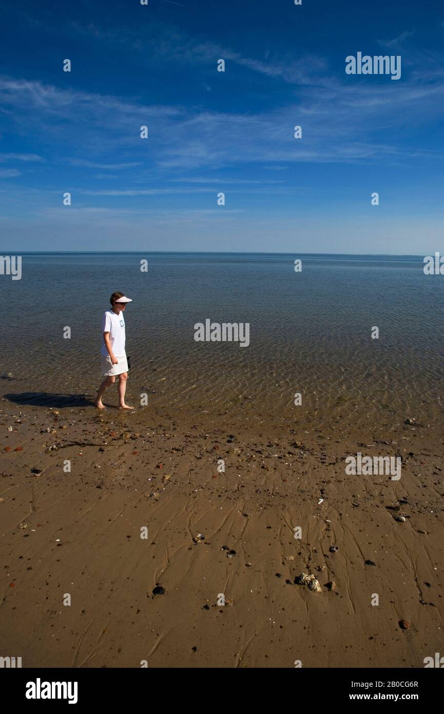 Woman walking model released hi-res stock photography and images - Alamy