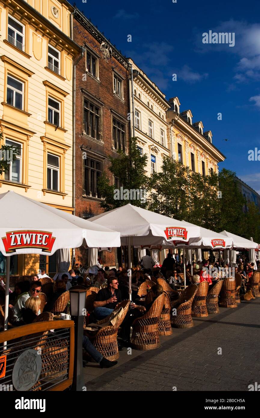 POLAND, KRAKOW, MARKET SQUARE (RYNEK GLOWNY) WITH SIDEWALK CAFES Stock ...