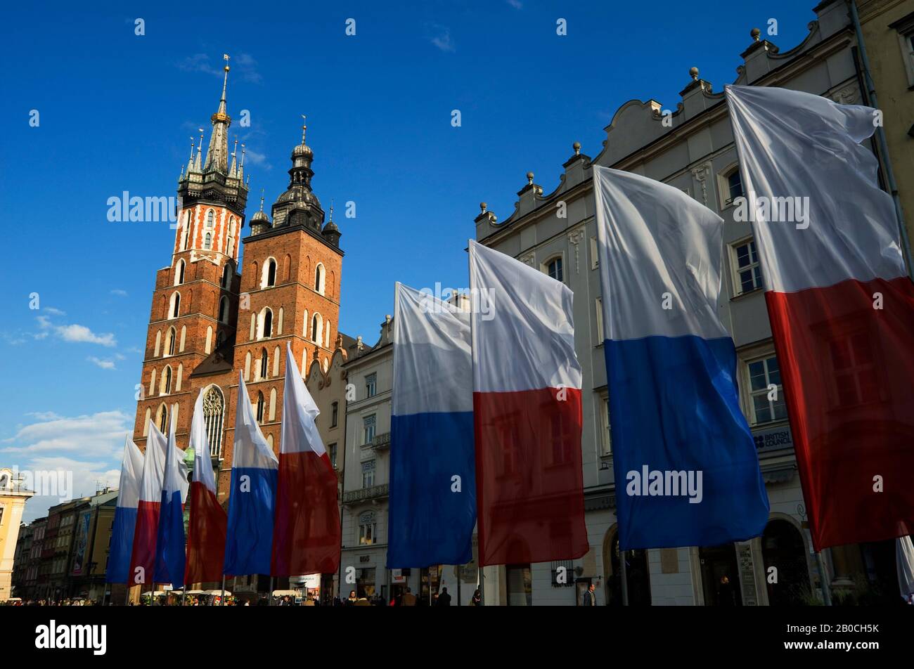 POLAND, KRAKOW, MARKET SQUARE (RYNEK GLOWNY), ST. MARY'S BASILICA IN ...
