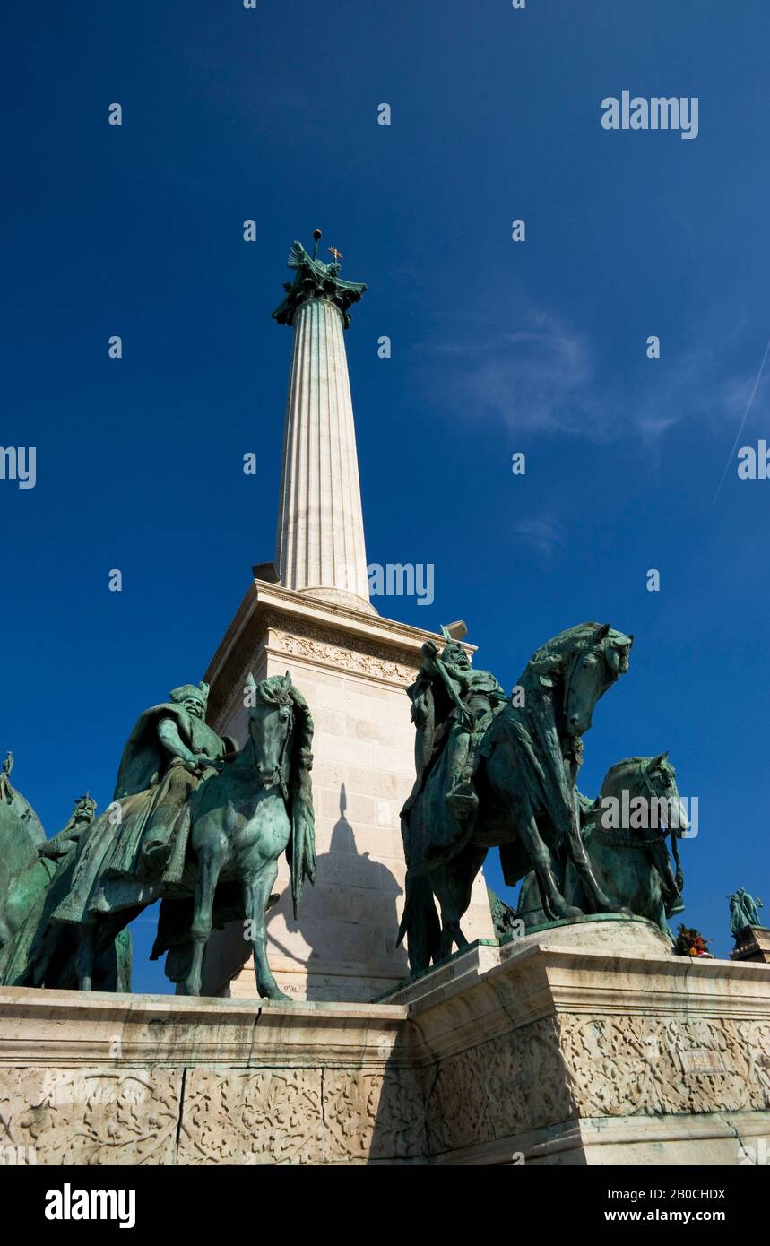 Budapest bronze statues hi-res stock photography and images - Alamy