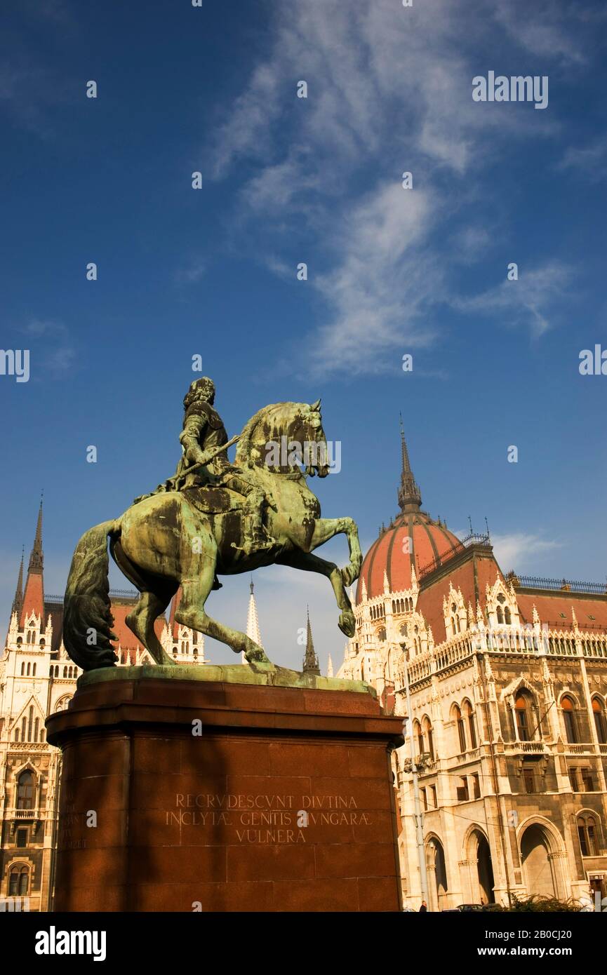 Building and statue hi-res stock photography and images - Alamy