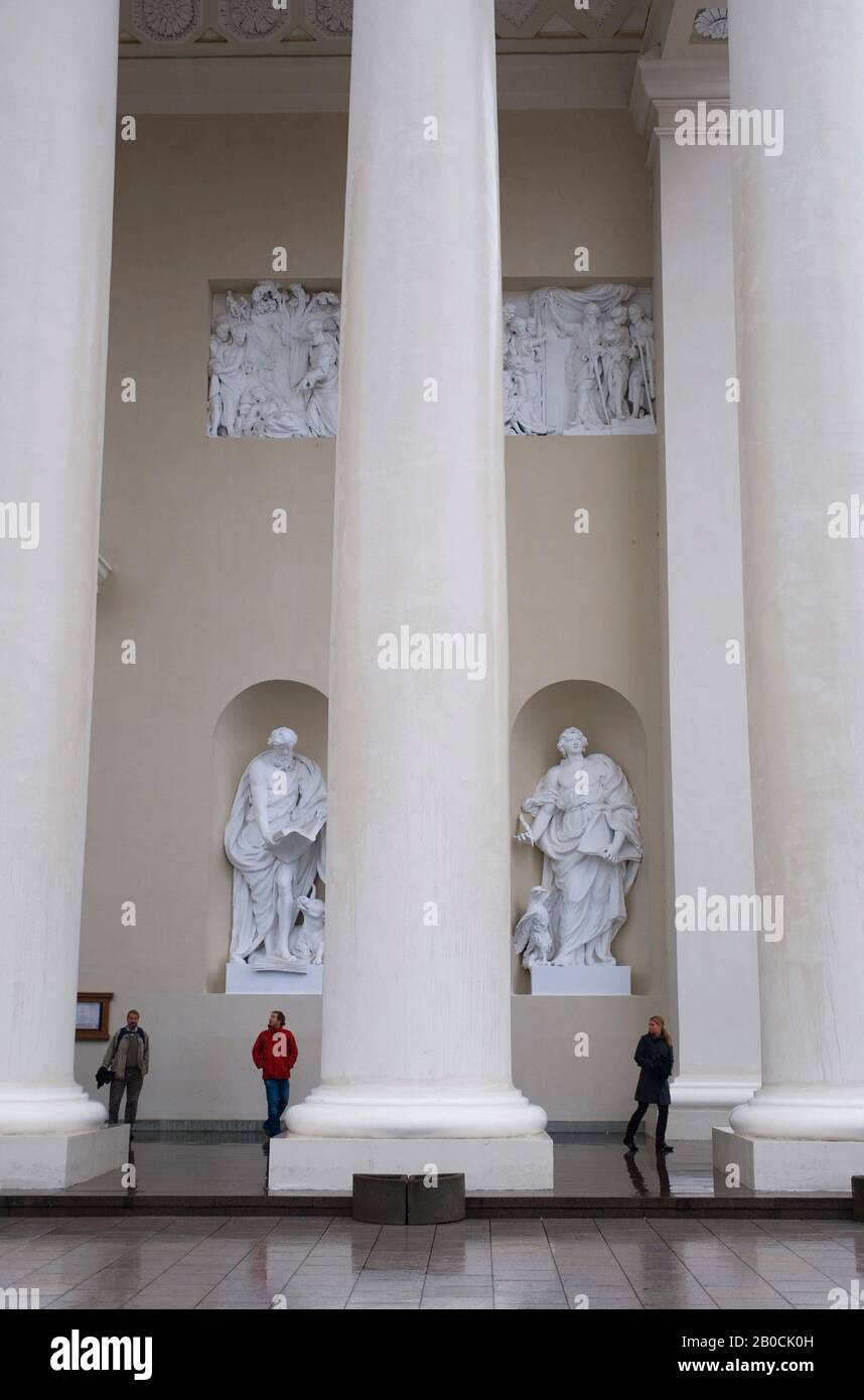 LITHUANIA, VILNIUS, CATHEDRAL, COLUMNS, STATUE Stock Photo - Alamy