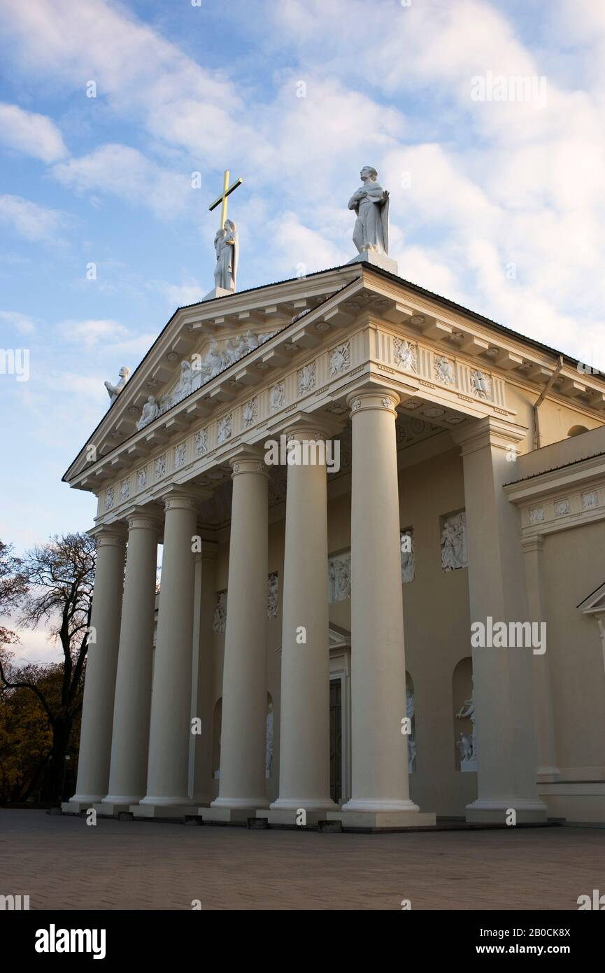 LITHUANIA, VILNIUS, CATHEDRAL, COLUMNS Stock Photo - Alamy