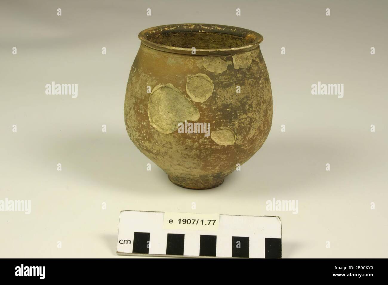 Pot, pottery. Parts of the top layer on the belly are missing, jar ...