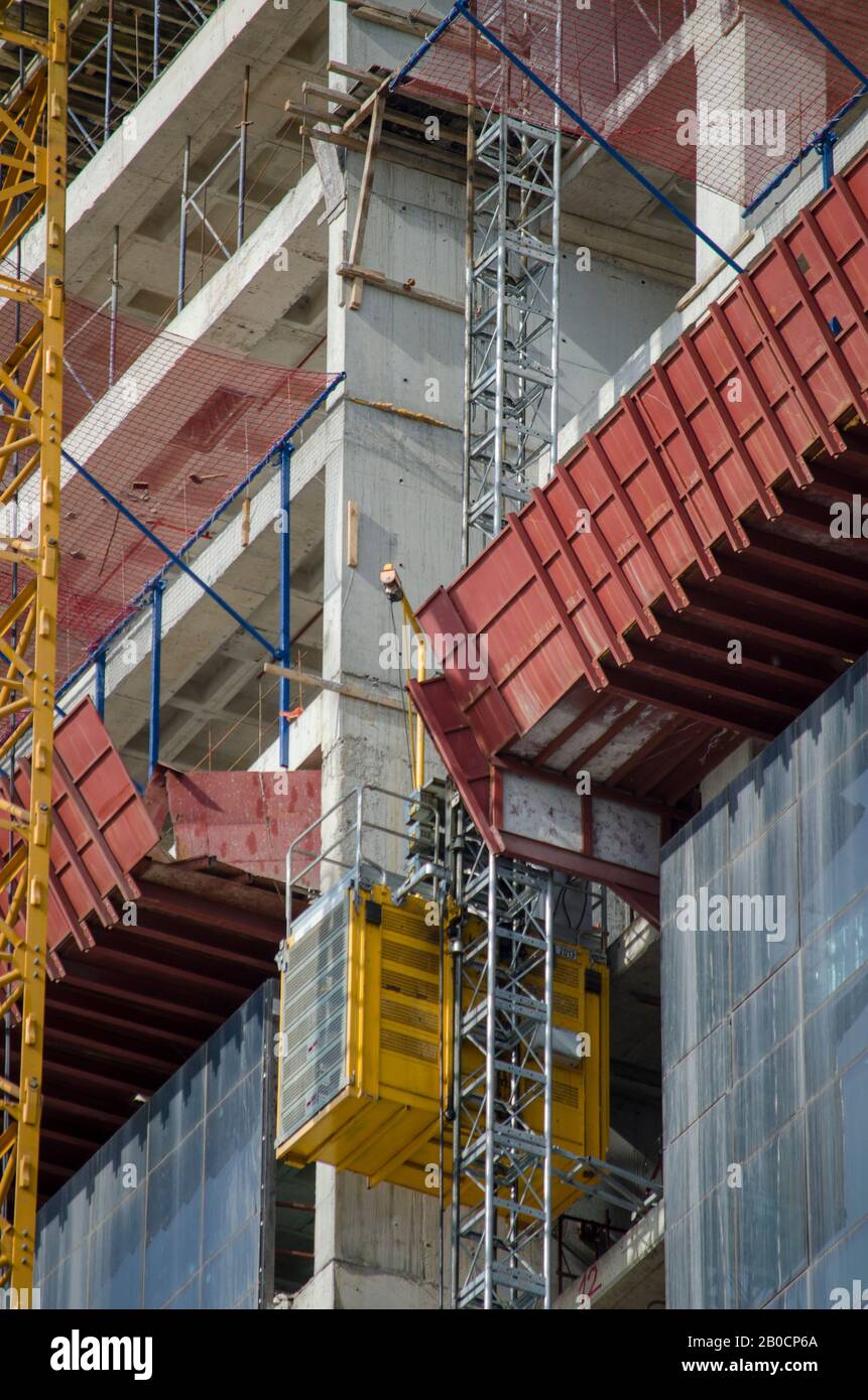 Scaffold elevator hi-res stock photography and images - Alamy