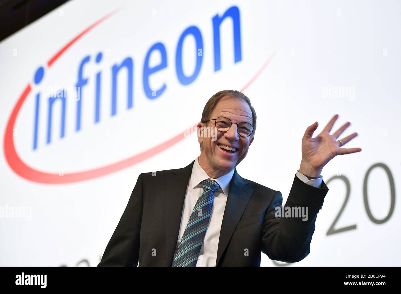 Dr. Reinhard Ploss (Chairman of the Management), gesture, shows, waves ...