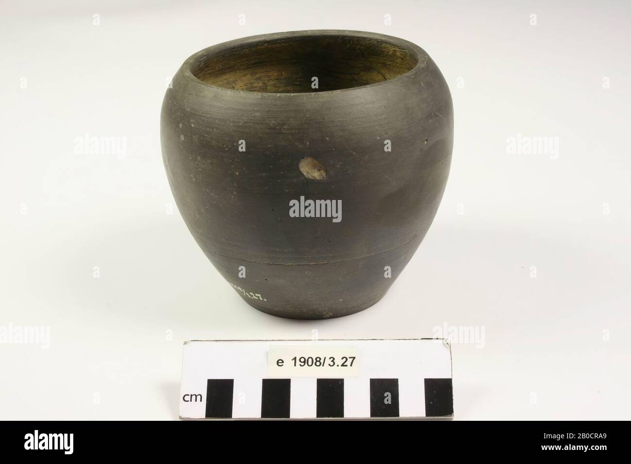 Urntje, pottery. Crisps of the wall, urn, earthenware, h: 10.5 cm, diam ...